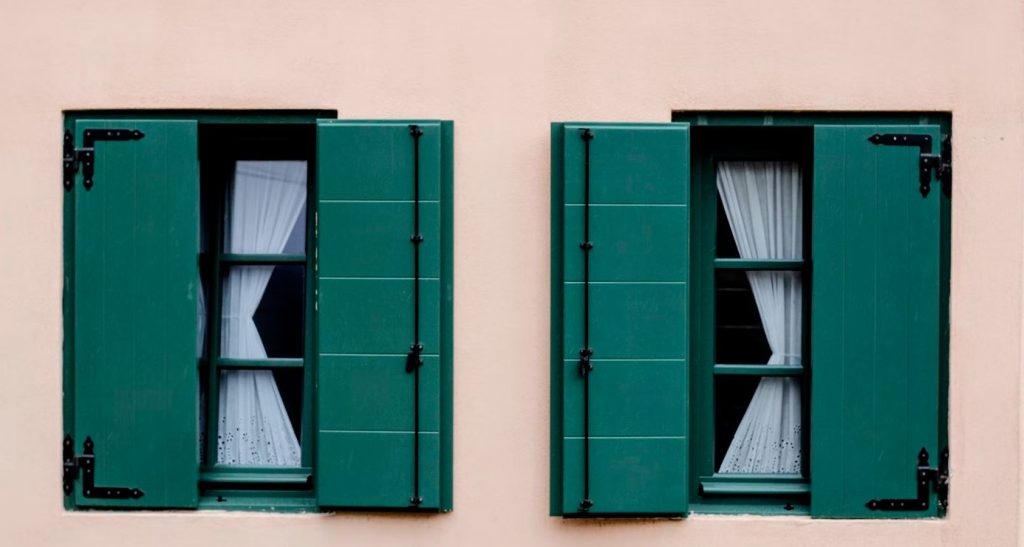 Les volet en bois sur mesure : l’ajout parfait pour votre maison – Tout ...